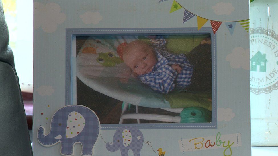 Co-sleeping risk to babies plea - BBC News