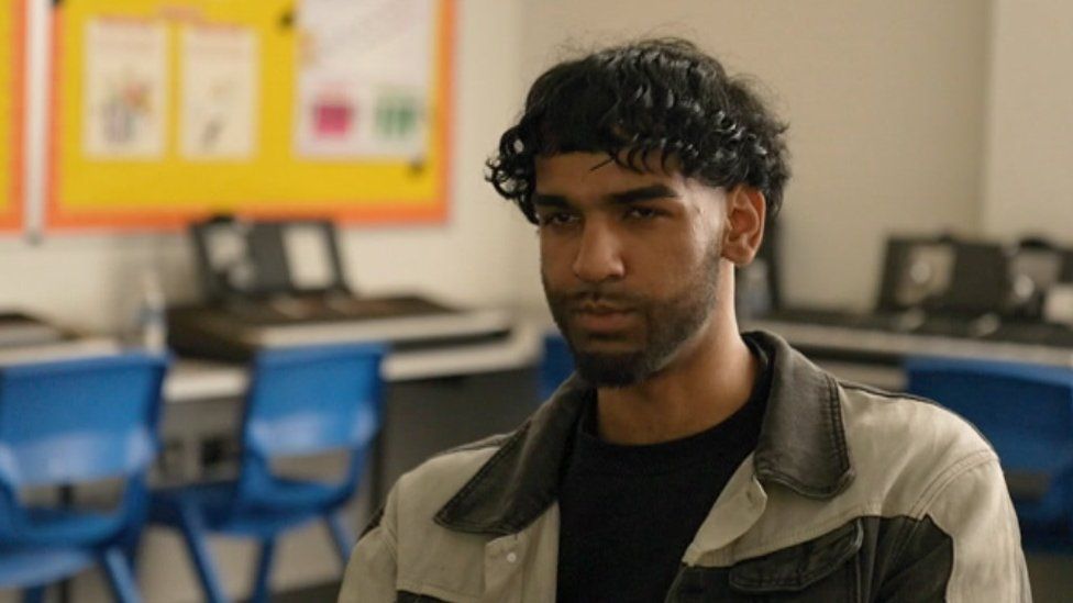 Birmingham schools use virtual reality to tackle knife crime - BBC News