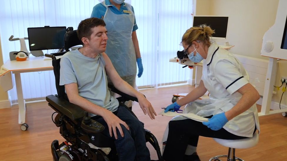 Therapy helps Cambridgeshire radio presenter find his voice - BBC News