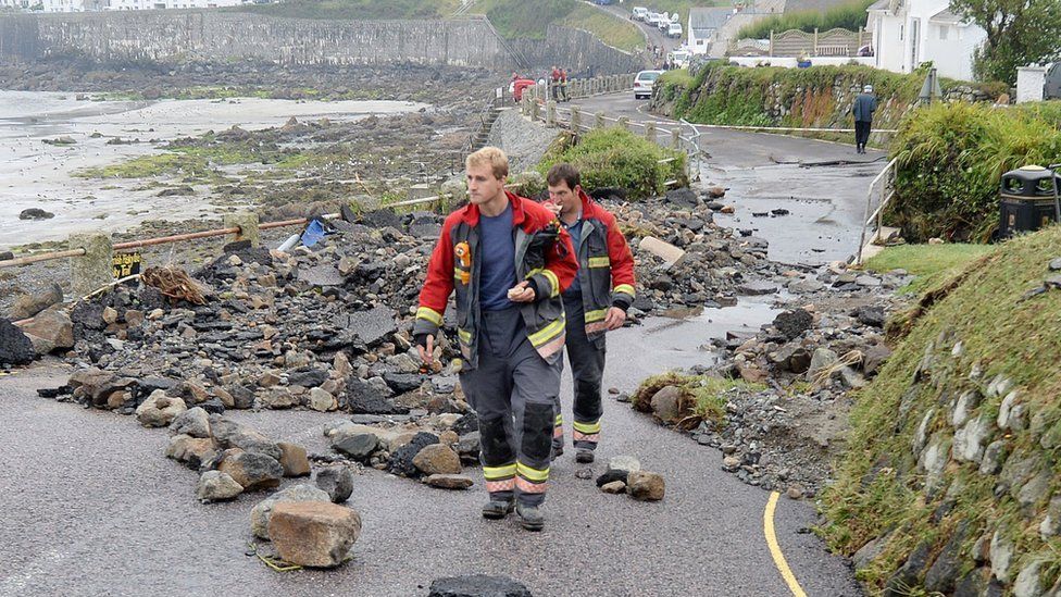 Your pictures: Lightning strikes UK amid thunderstorms - BBC News