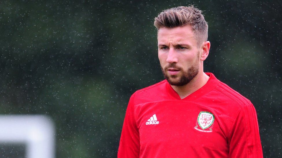 Joe Rodon yn cymryd lle Paul Dummett yng ngharfan Cymru - BBC Cymru Fyw