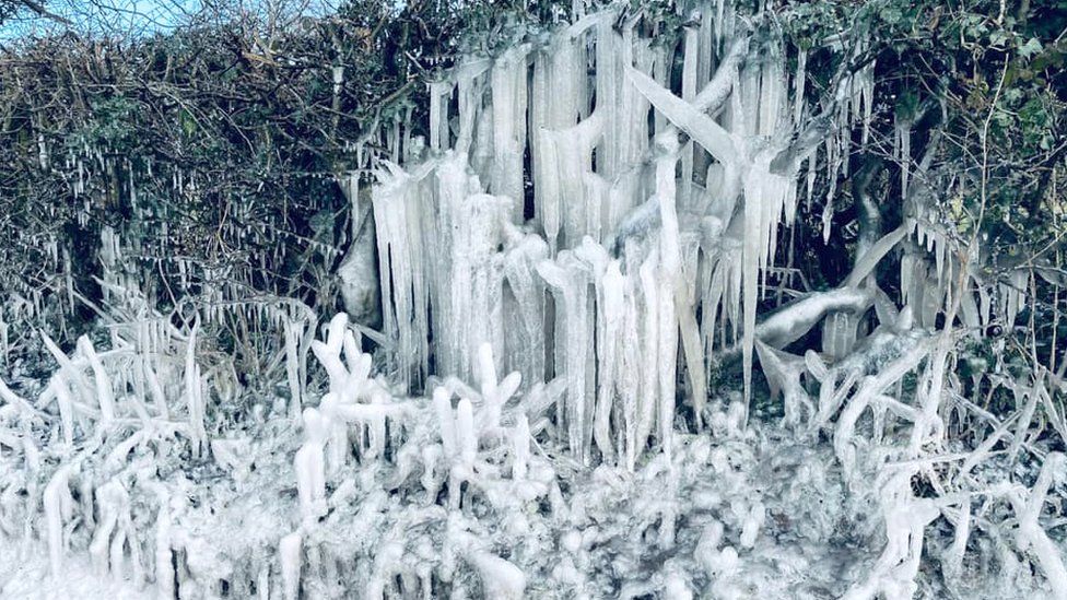 West Midlands ice formations inspire photographers - BBC News