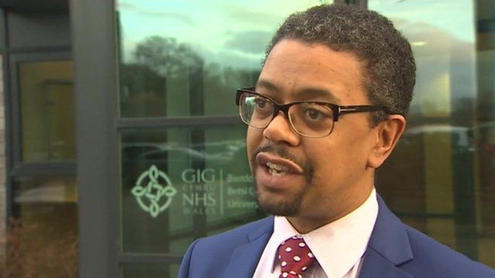 Vaughan Gething yn ymddiheuro am ganslo llawdriniaethau - BBC Cymru Fyw