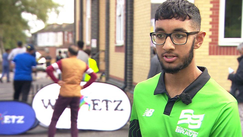 Southern Brave: Cricketer Jafer Chohan inspires young players - BBC News