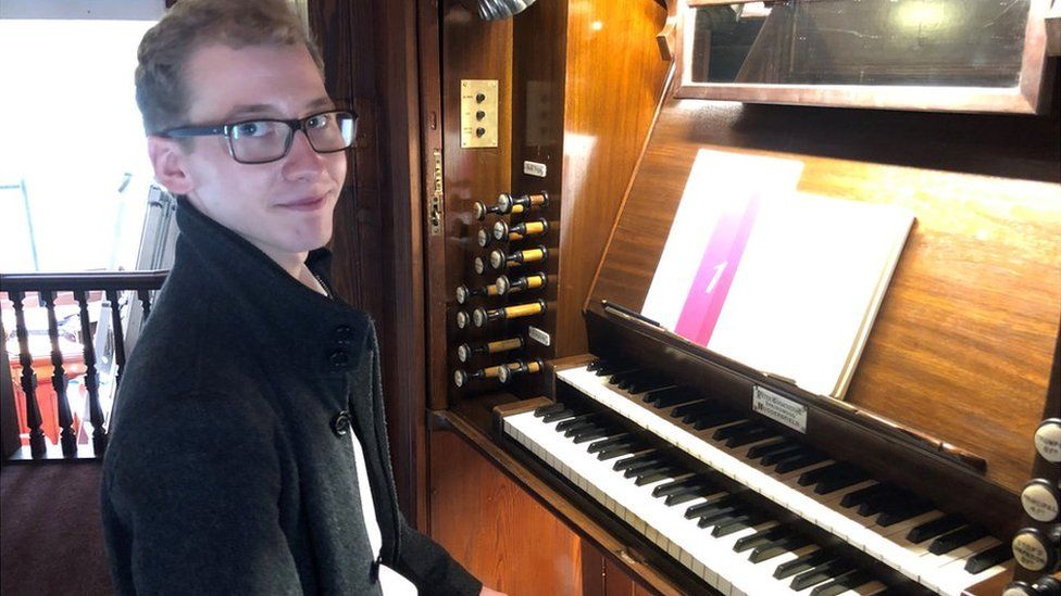 Adfer organ Soar Merthyr 'i'w holl ogoniant' - BBC Cymru Fyw