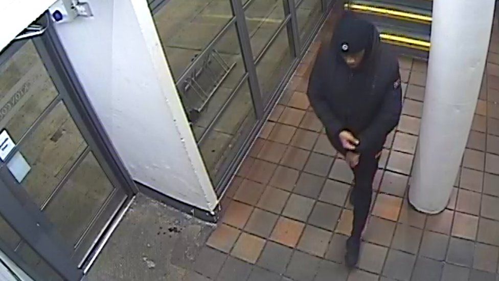 Appeal after Manchester shop worker kidnapped and robbed - BBC News