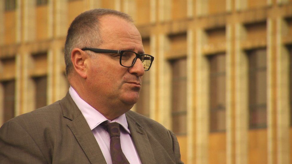 Vulnerable Cambridgeshire teenagers left with untrained staff - BBC News