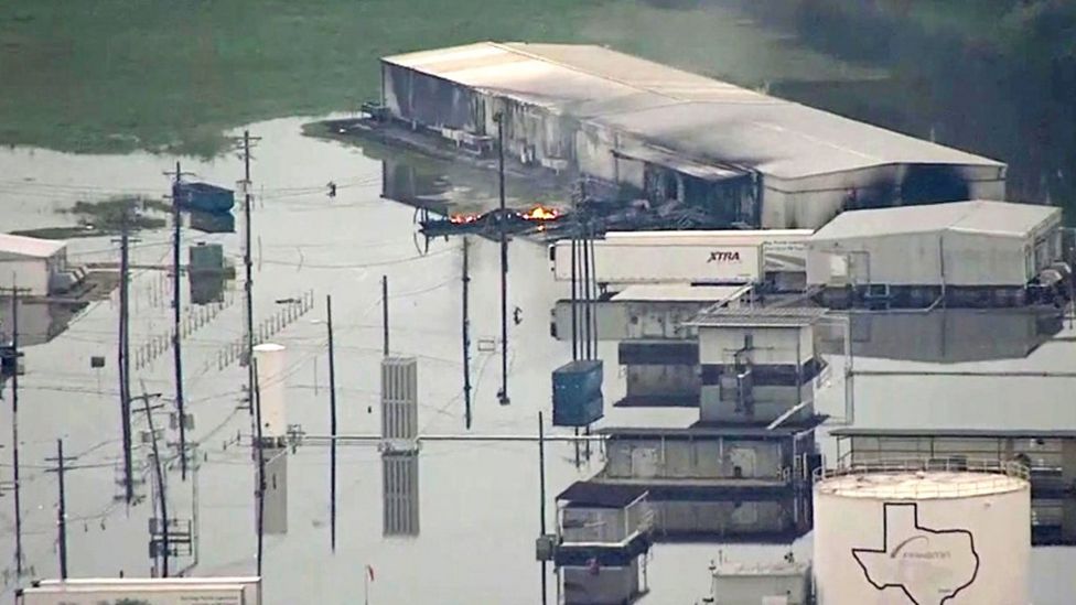 Houston flood: Texas emergency crews sue Arkema chemical plant - BBC News