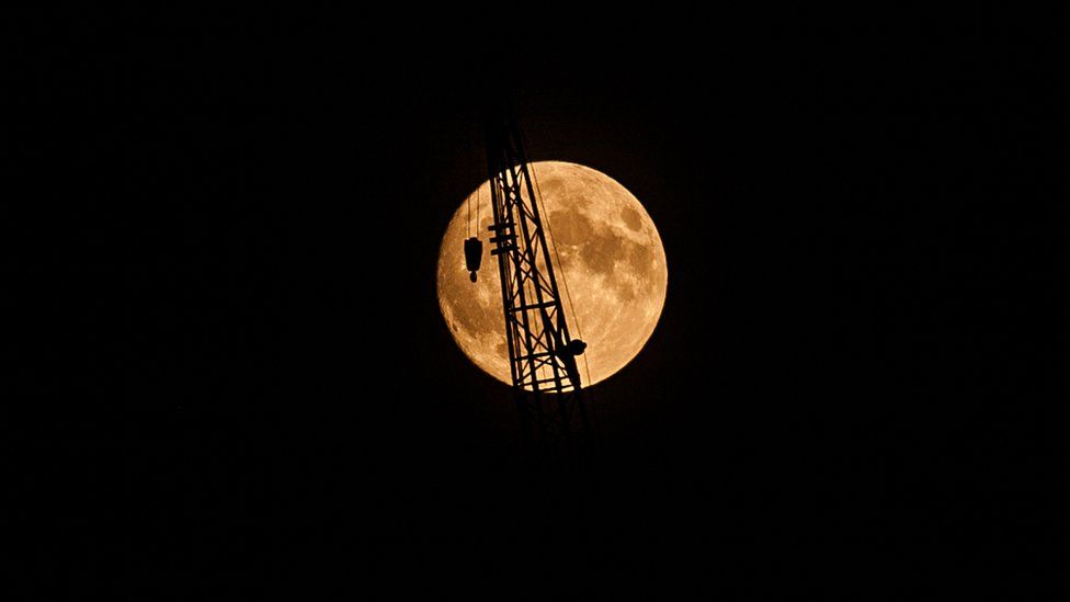 Pictures: Superb supermoon photos - BBC Newsround