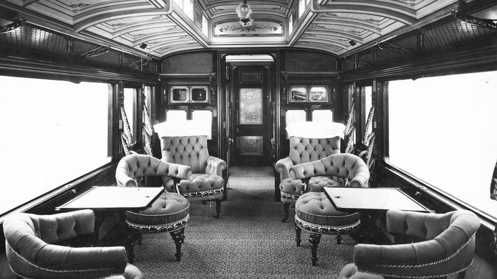 Queen recreates historic train journey - BBC News