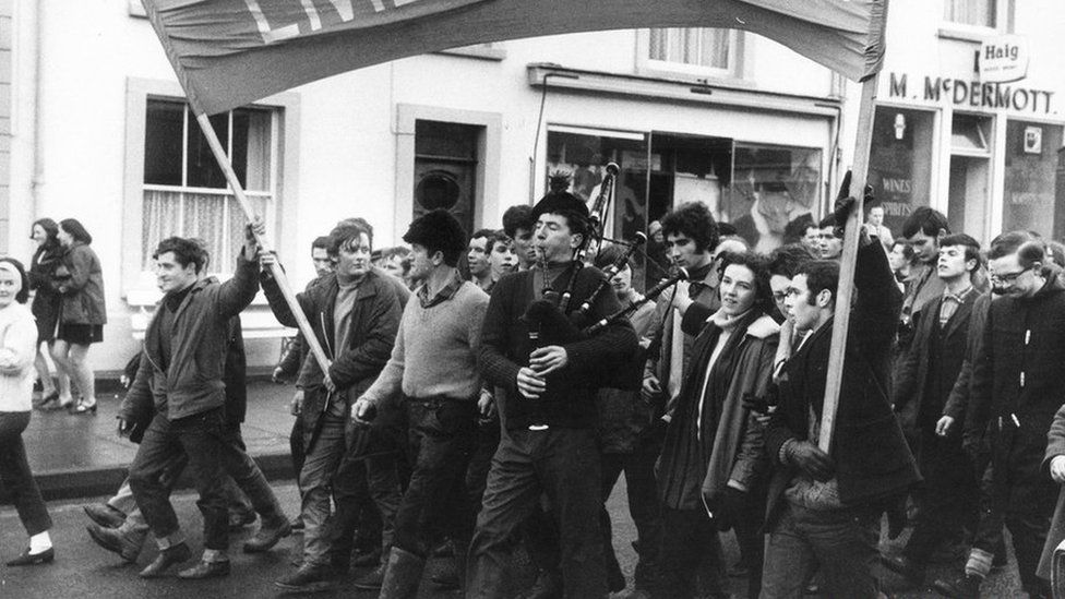 Derry exhibition marks Civil Rights 50th anniversary - BBC News