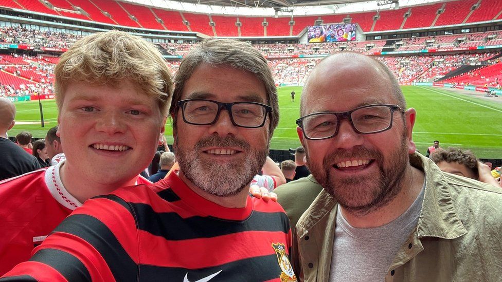 Y byd yn gwylio Wrecsam... yn Gymraeg! - BBC Cymru Fyw