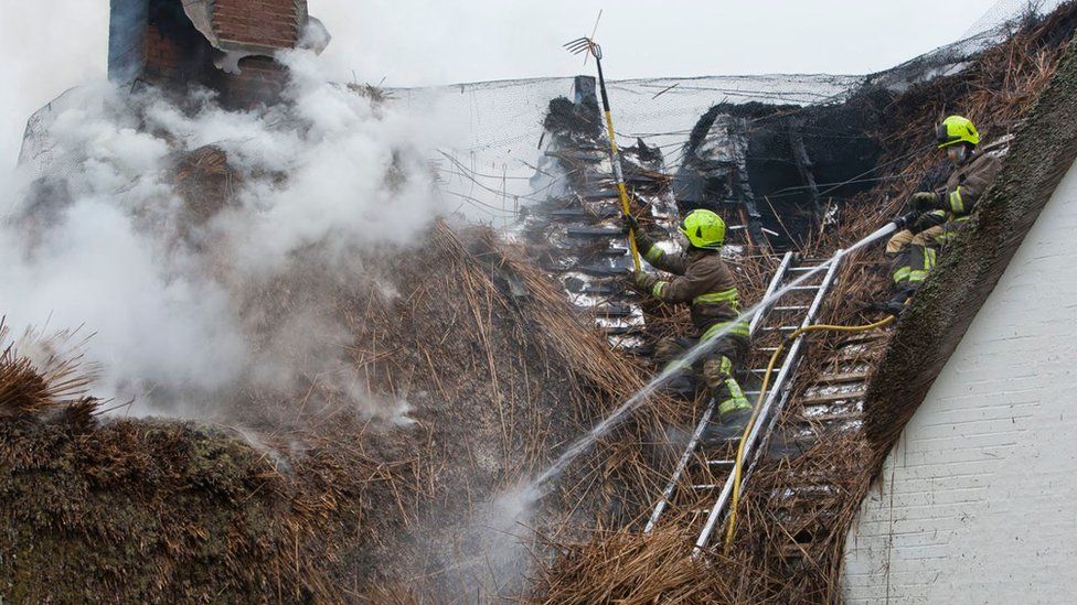 Man jailed for £3.5m Codicote thatched roof arson - BBC News