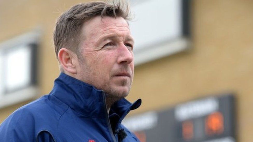 Robert Croft: Criced, Cymreictod a cholli swydd - BBC Cymru Fyw