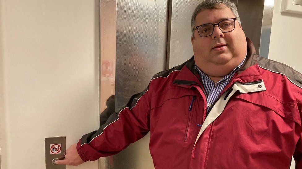 Elderly Worcester residents trapped in flats as lifts fail - BBC News