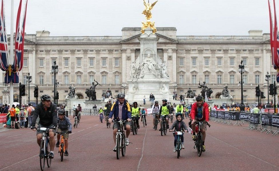 Prudential RideLondon: Thousands of cyclists descend on capital - BBC News