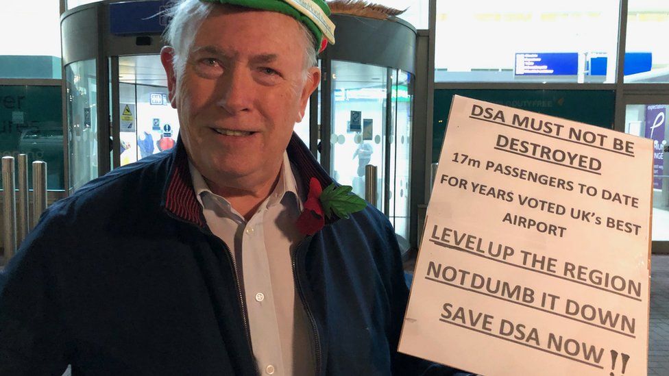 Last passengers arrive at Doncaster Sheffield Airport - BBC News