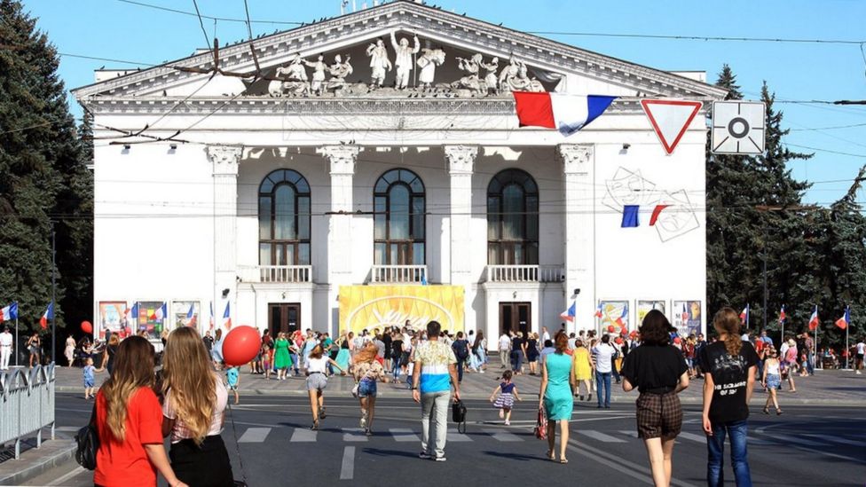 Mariupol: The 80 days that left a flourishing city in ruins - BBC News