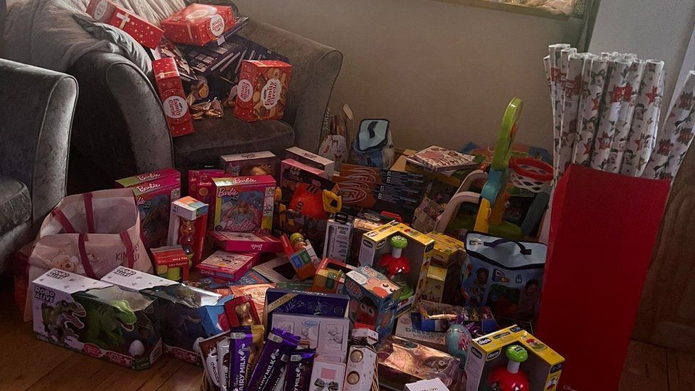 Stourbridge parents to deliver presents in daughter's memory - BBC News