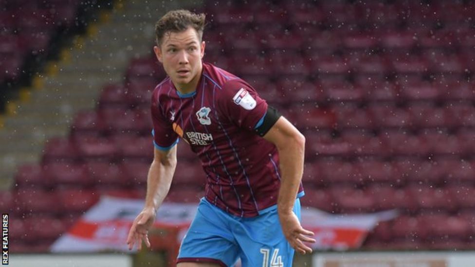 Tom Hopper: Southend sign Scunthorpe striker on three-year deal - BBC Sport