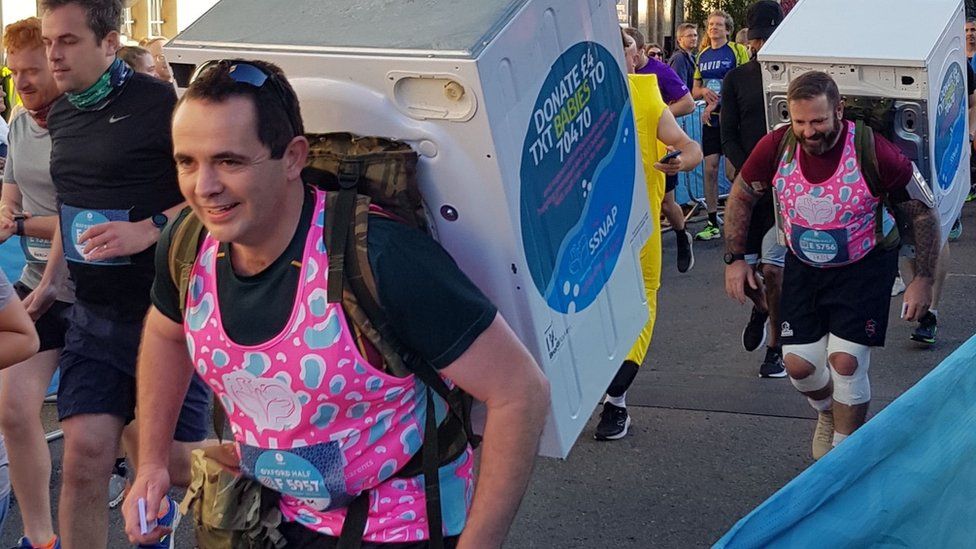 Oxford Half Marathon completed by about 9,000 people - BBC News