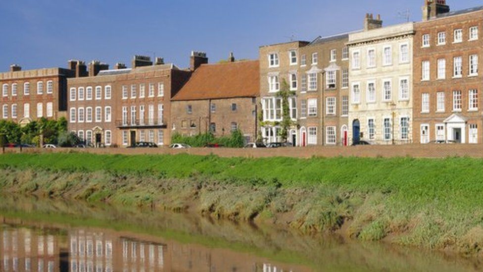 Wisbech hotel will not be used to house migrants, council told - BBC News