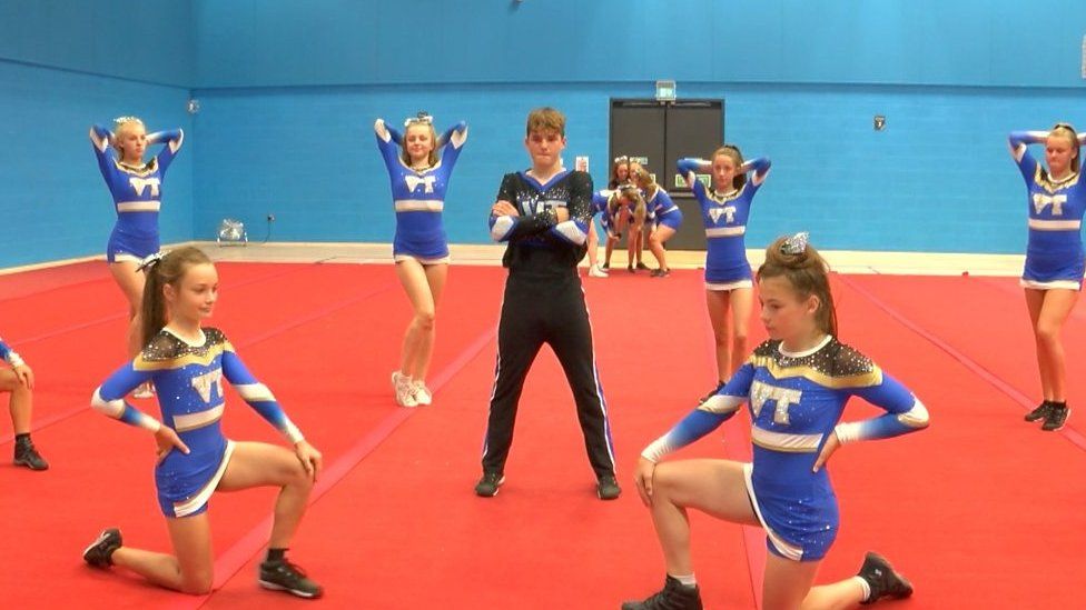 Nottingham cheerleaders win major prize at US contest - BBC News