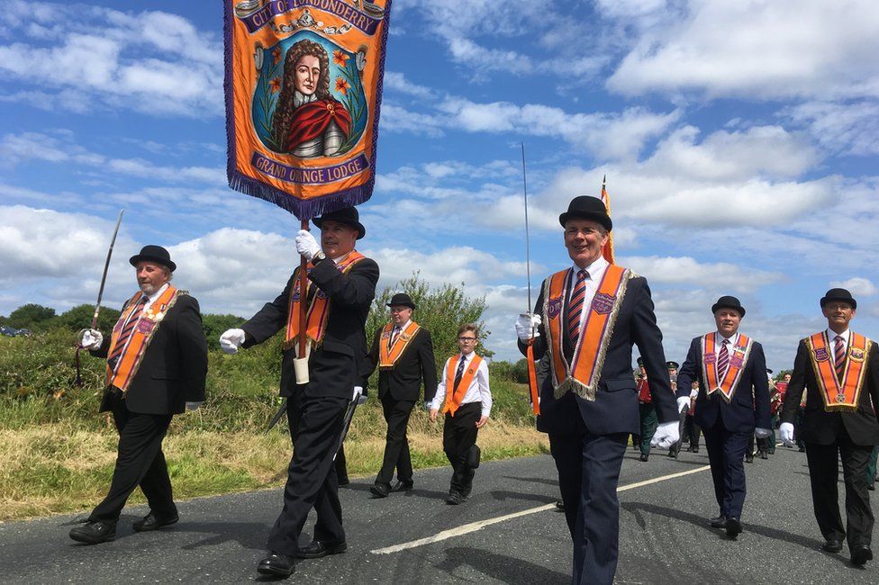 Rossnowlagh: Sun shines for Orange Order's Donegal march - BBC News