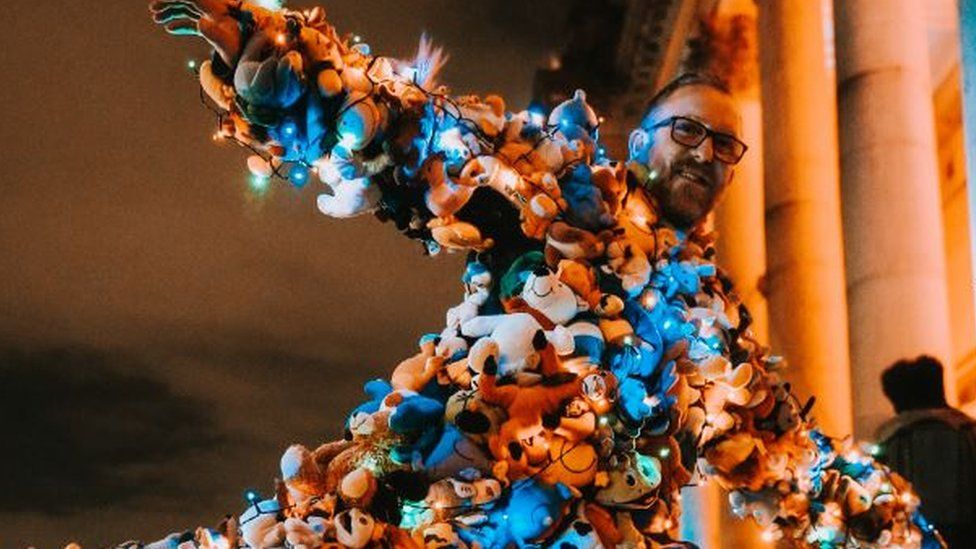 Leeds Light Night: City lit up with nature theme - BBC News