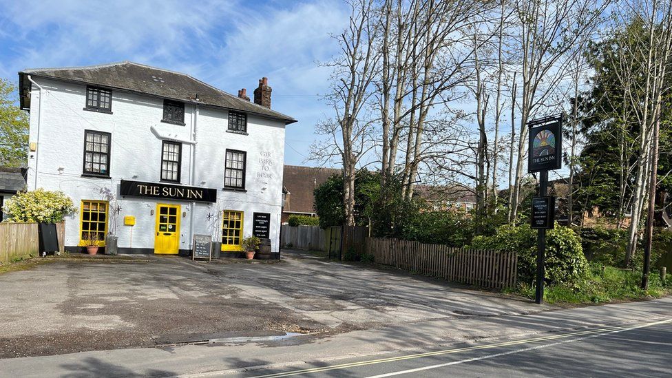 Romsey 'hit-and-run': Man dies after incident near pub - BBC News