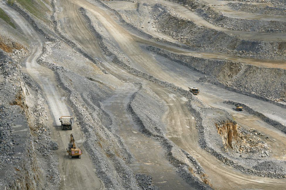 Colin Shaw Peak District exhibit celebrates quarries - BBC News