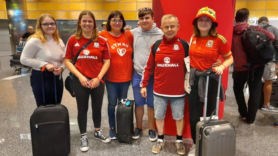 'Ffaelu credu bod ni 'ma': Y Wal Goch yn cyrraedd Doha - BBC Cymru Fyw