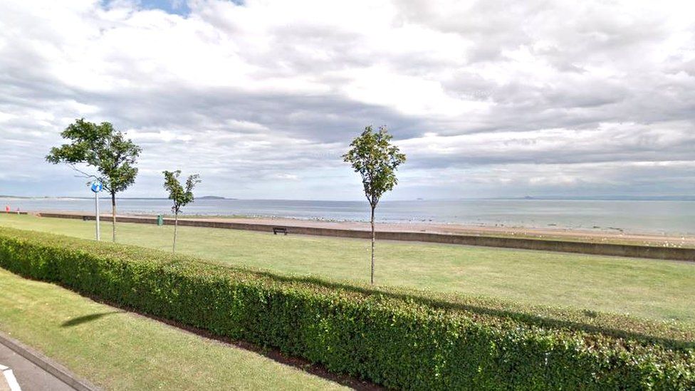 Man dies kite surfing at Shell Bay off Fife coast - BBC News