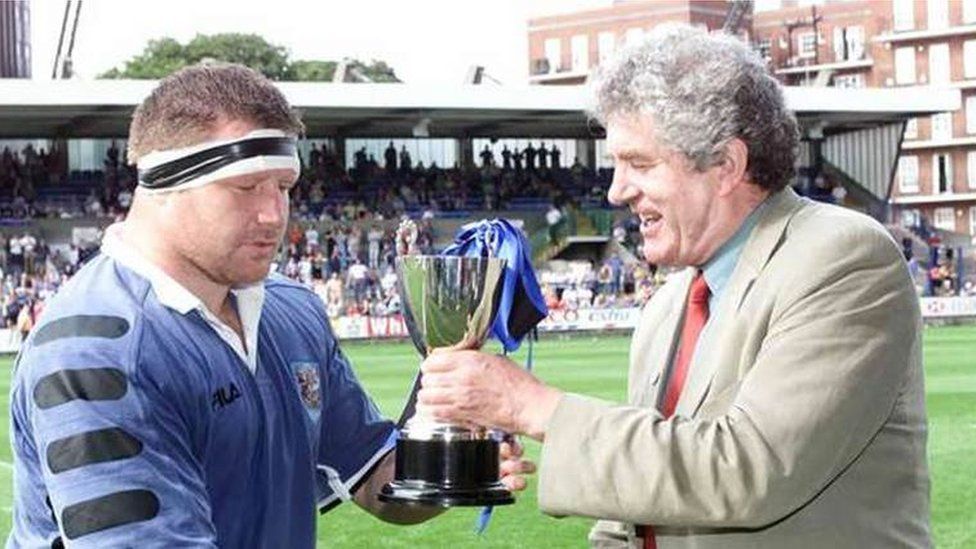 Rhodri Morgan: Tributes paid to 'a real father figure' - BBC News