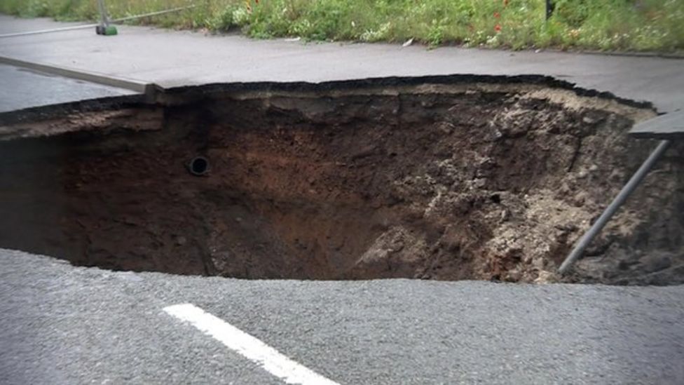 Mancunian Way hole: Damaged road partially reopens - BBC News