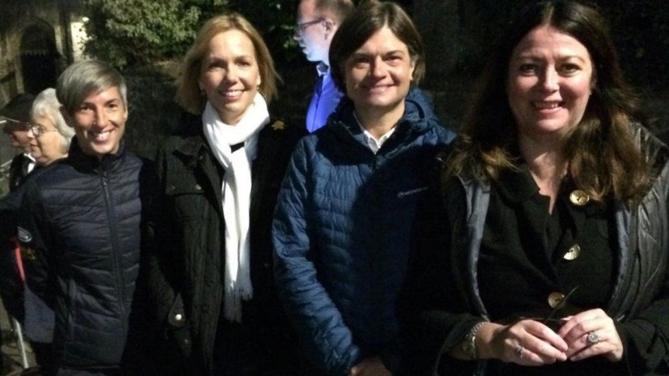 Torfeydd yn cyfarch Brenin Charles III yng Nghaerdydd - BBC Cymru Fyw