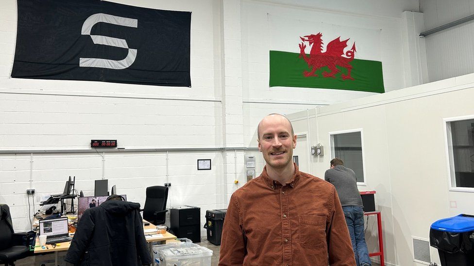 Cwmni Cymreig yn anelu unwaith eto am y gofod - BBC Cymru Fyw