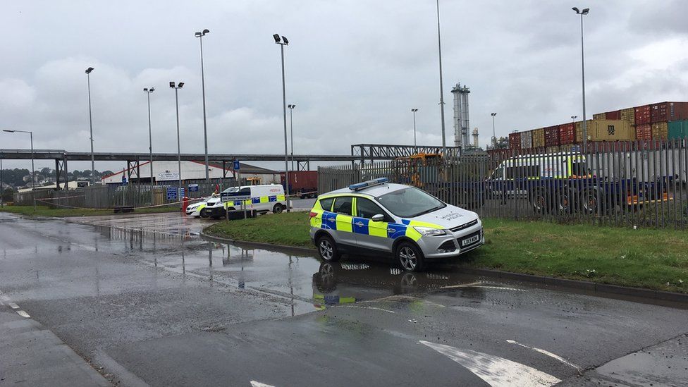 Barry docks murder: Family pays tribute to Harry Baker - BBC News
