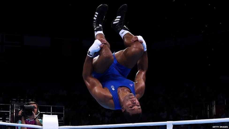 Boxer Joe Joyce: Picasso inspires me as much as Ali - BBC News