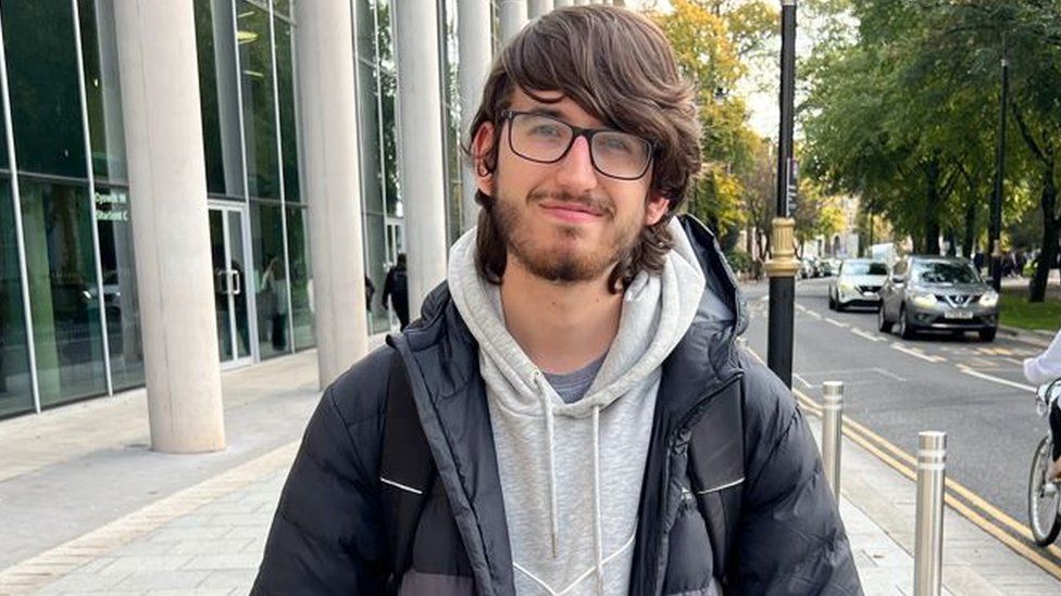 Public transport for under-25s 'should be free' in Wales - BBC News