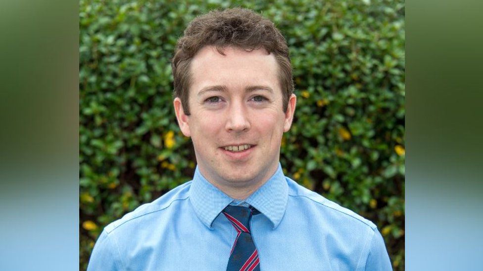 Defnyddio 'pŵer pêl-droed' i wella iechyd meddwl cefn gwlad - BBC Cymru Fyw