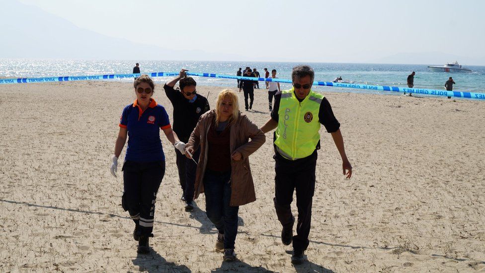 Migrant boat sinks off Turkish coast 'drowning 11' - BBC News