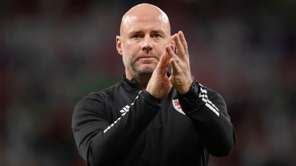 Merched pêl-droed Cymru i gael tâl cyfartal i'r dynion - BBC Cymru Fyw