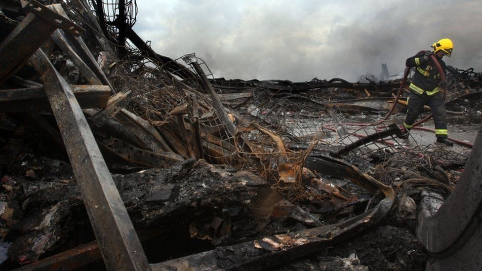 Mayor Boris Johnson wins London riot compensation case - BBC News