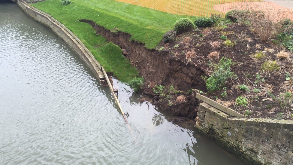 River Cam bank collapses at Queen's College in Cambridge - BBC News