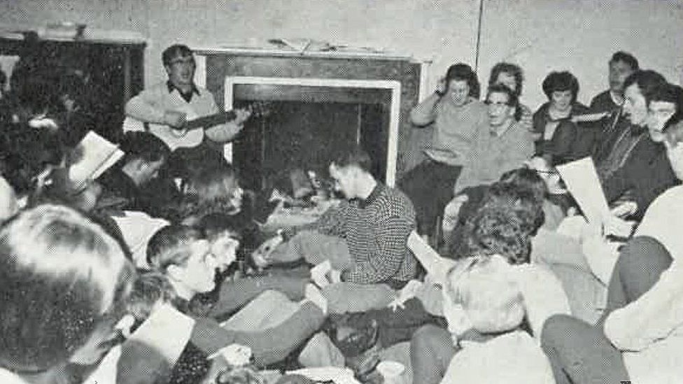 Y Parlwr 'lle cychwynnodd pop Cymraeg' - BBC Cymru Fyw