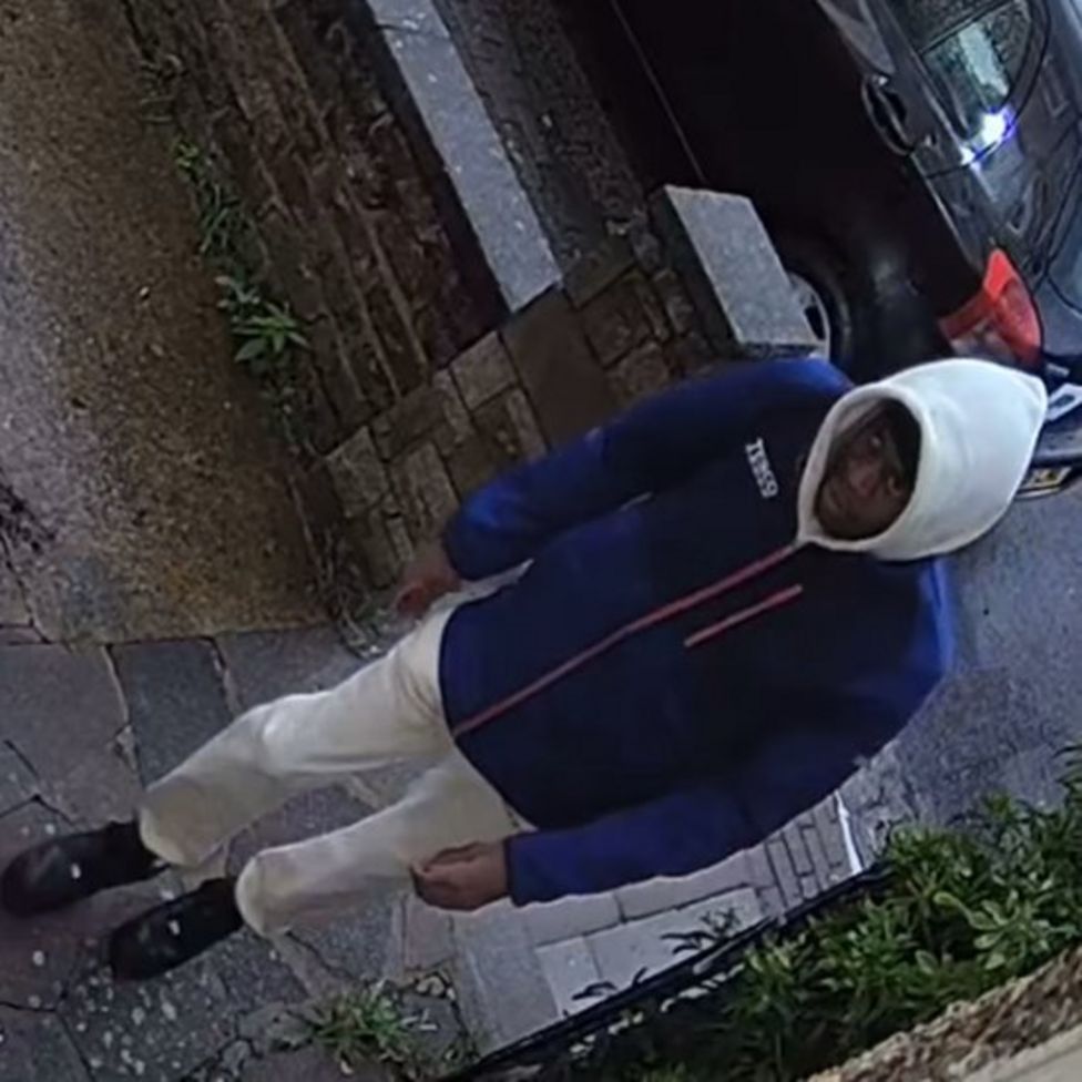 Wandsworth: Men sought over knifepoint robbery attempt - BBC News