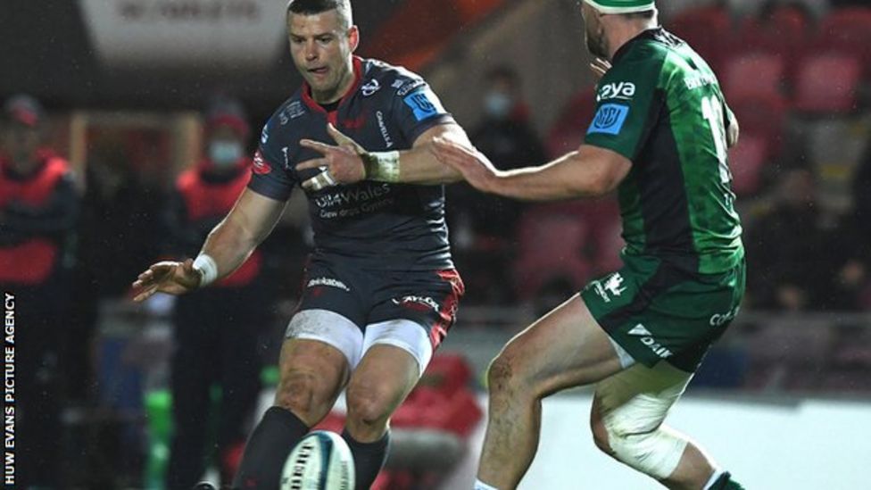Scott Williams: Wales centre signs new Scarlets deal - BBC Sport