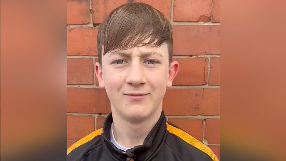 Michael Sheen: £5,000 i glwb pêl-droed mewn trafferth - BBC Cymru Fyw