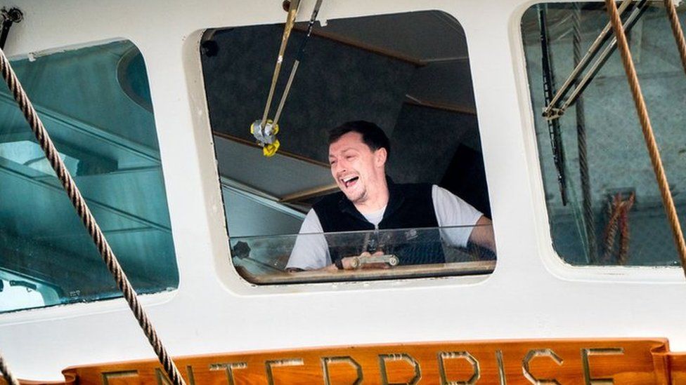 Devon trawler breaks Brixham port record with Dover sole catch - BBC News